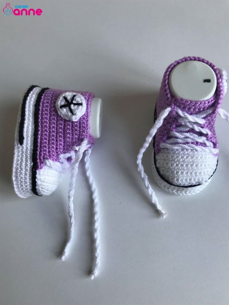 The Pattern of Converse Baby Booties - Knittting Crochet